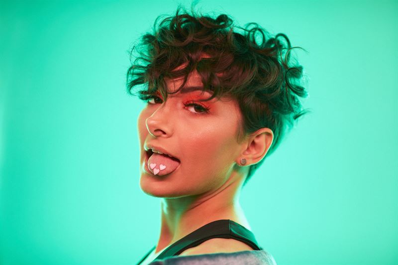 Mello-aktuella Melanie Wehbe överraskar sina fans med nya singeln ...