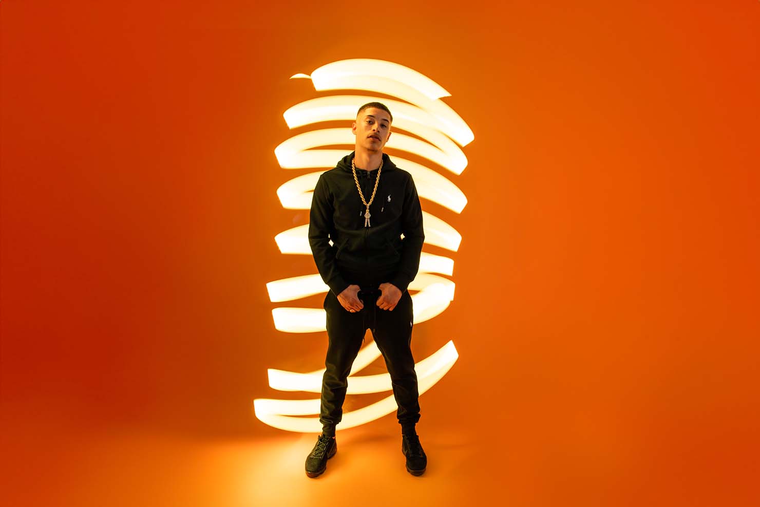 ADAAM SLÄPPER ALBUMET ”TRAPEN TILL RADION” EFTER FLERA HITSINGLAR - Pop Verket